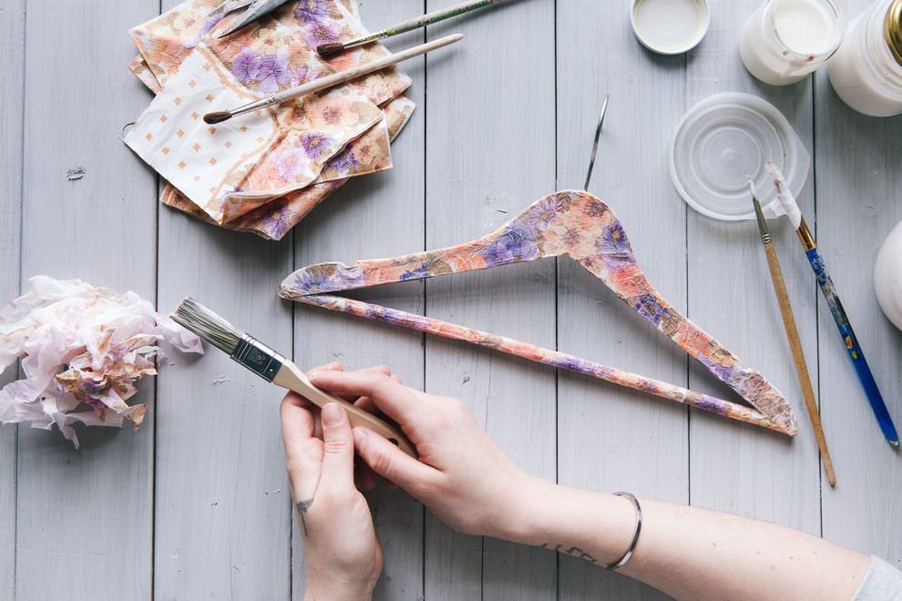 DIY: Как сделать декупаж вешалки своими руками | Flatica