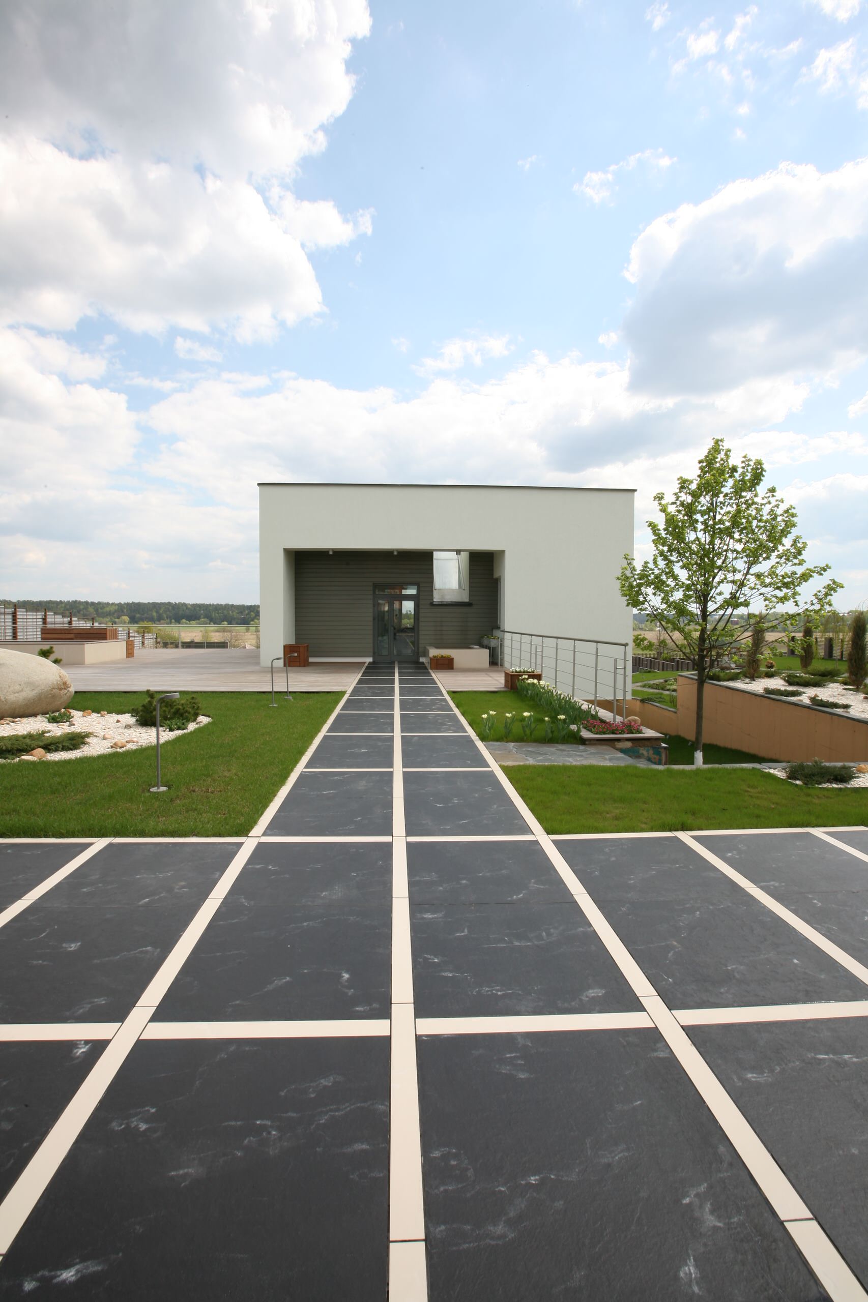 Проект недели: Гостиная с авторскими деталями из монолитного бетона | Flatica