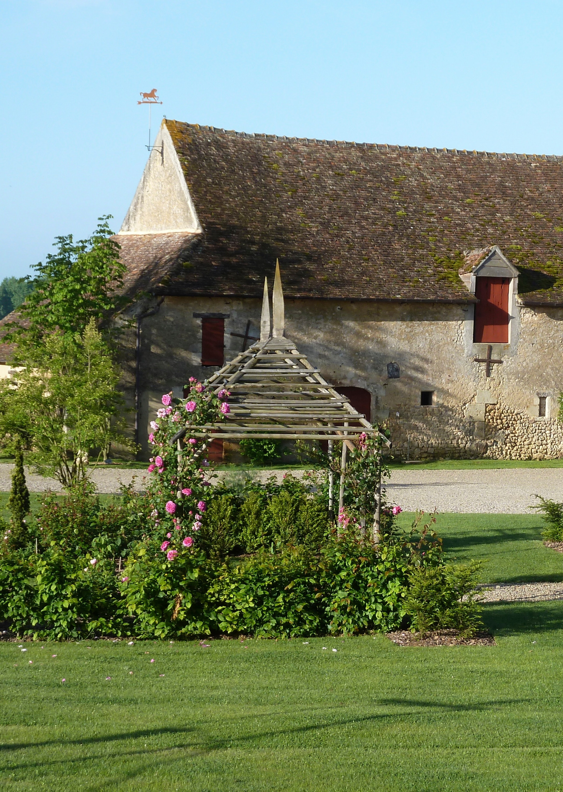 Как создать средневековый сад на загородном участке | Flatica