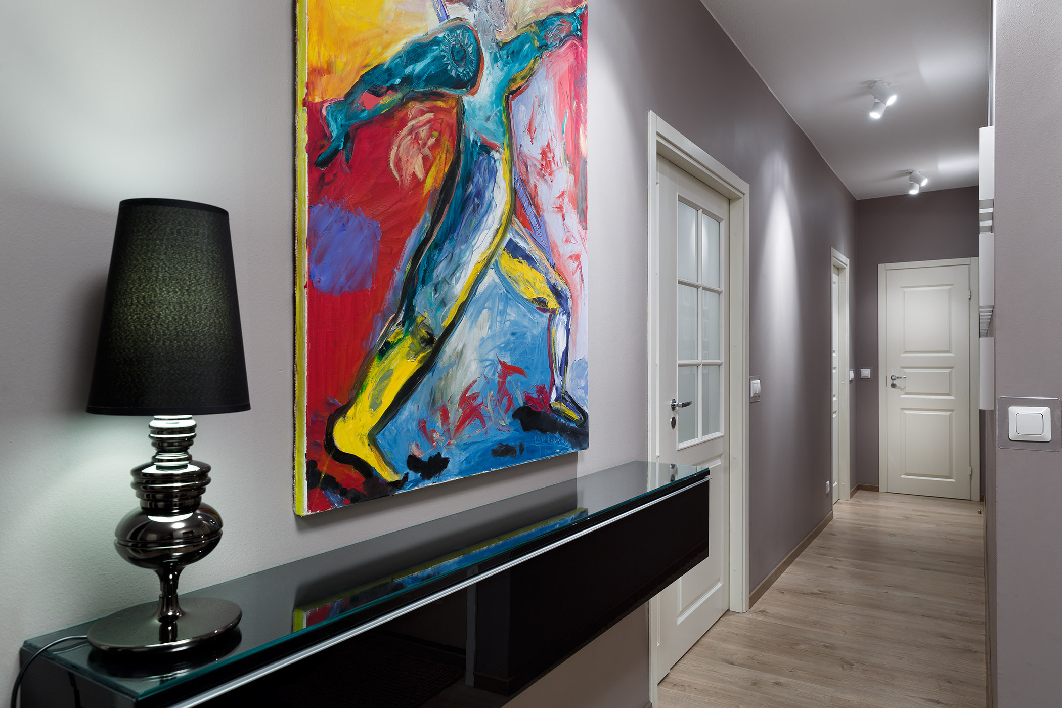 Houzz тур: Квартира с юбилейными открытками бондианы и живописью | Flatica